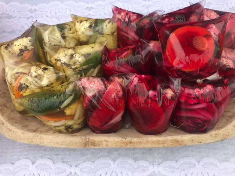 Sofía Romero, presentadora hondureña emprende negocio de encurtidos