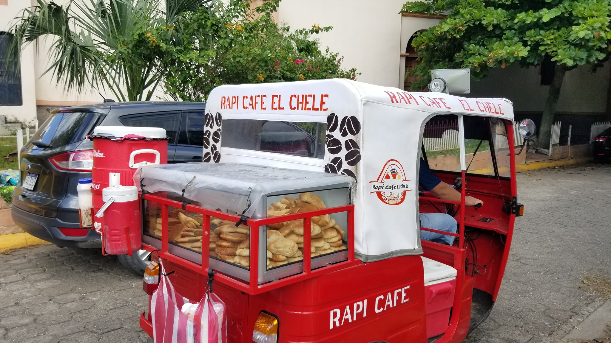 "El Chele", hondureño conquista las calles vendiendo café en un mototaxi