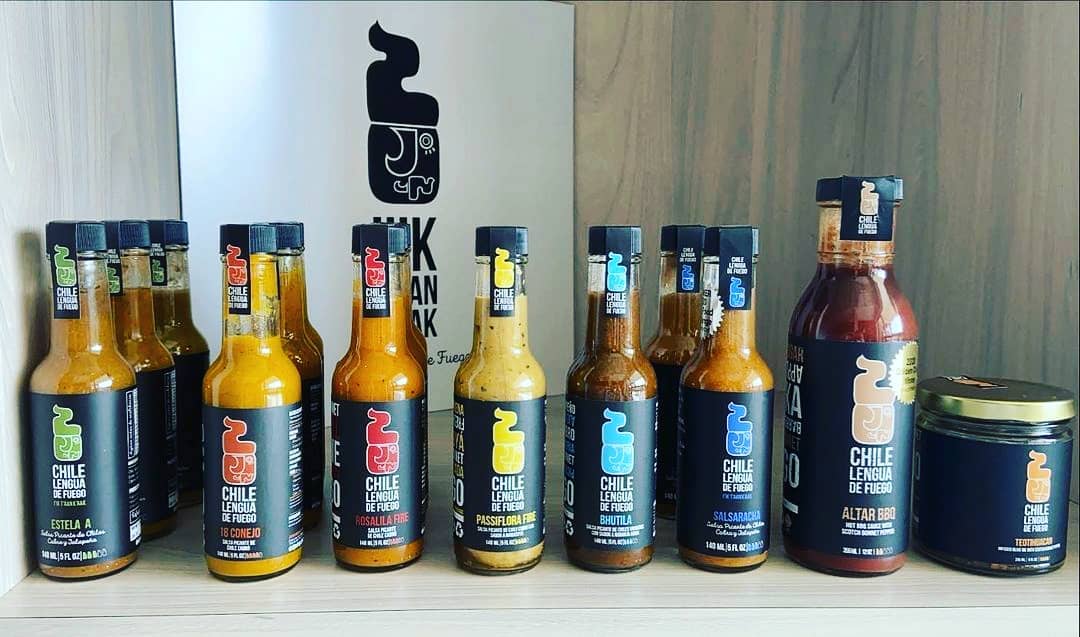 Hondureño Carlos Castillo emprende con salsas picantes