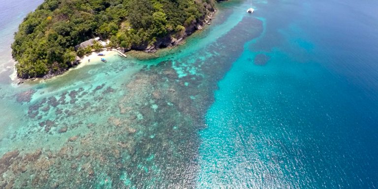 5 Razones para visitar Cayos Cochinos, el edén del caribe de Honduras