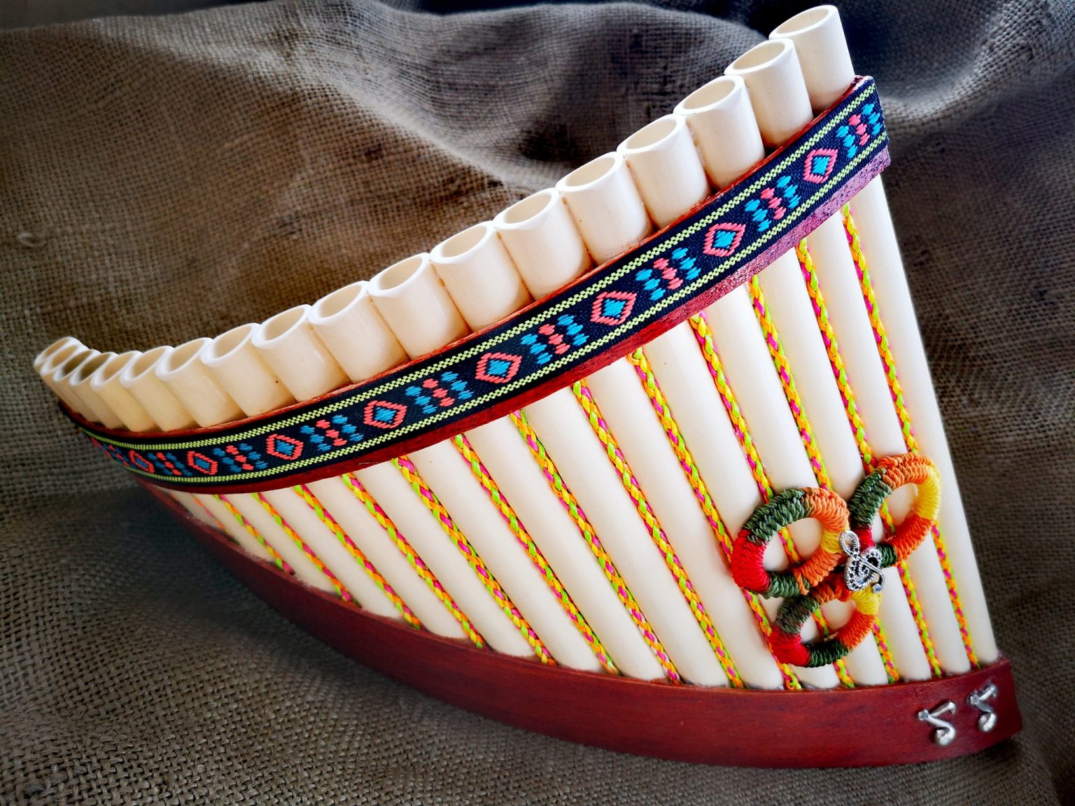 Hondureño Nahún Escoto elabora increíbles instrumentos musicales ...