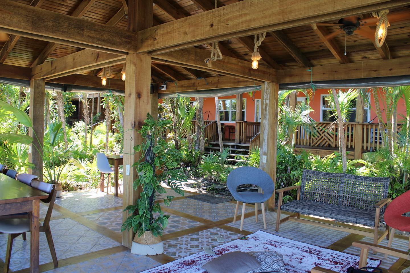 Café de Palo, un bar y café secreto en Roatán