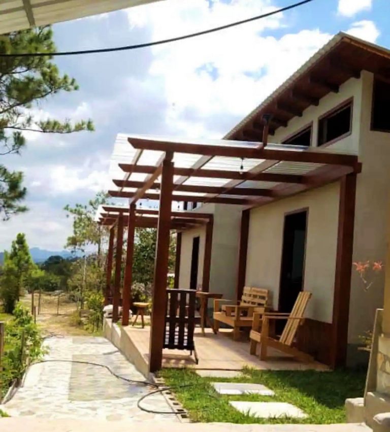 Hostal la Laguna entre las faldas de la montaña más alta de Honduras