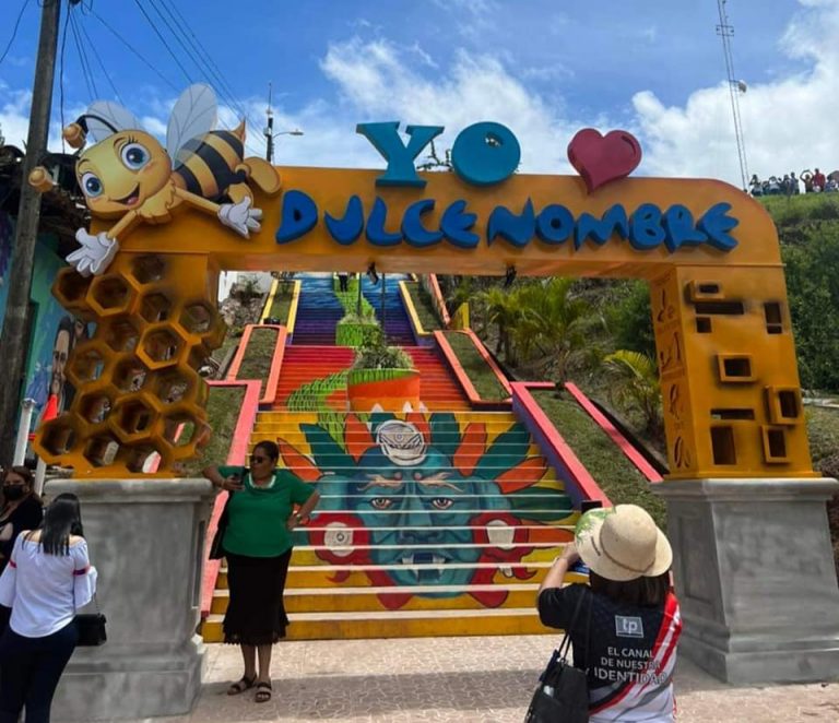 Escalinata en el encantador municipio Dulce Nombre de Copán