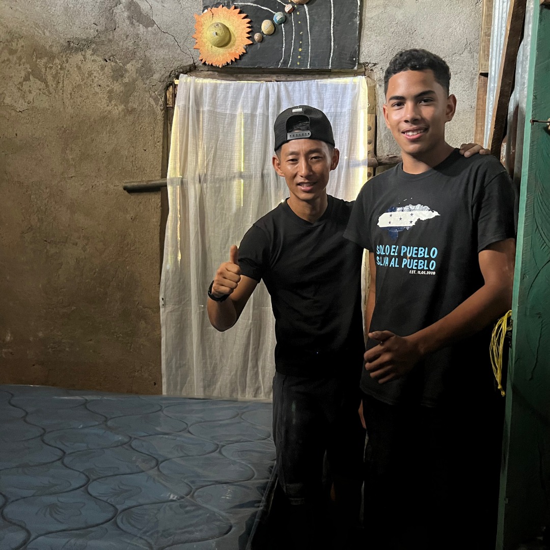 Shin Fujiyama sorprendió a familias hondureñas damnificadas por Julia