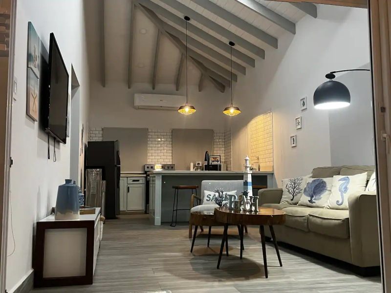 Pesky Pelican Cabins, una estadía con vistas al mar y la montaña en Omoa