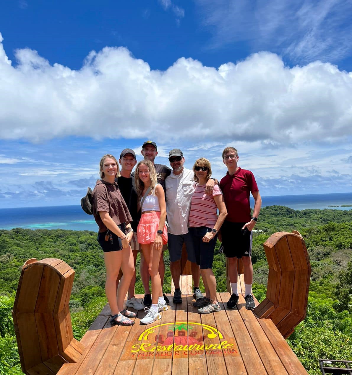 Restaurante y Mirador Coco Bahía, un lugar entre la naturaleza de Roatán
