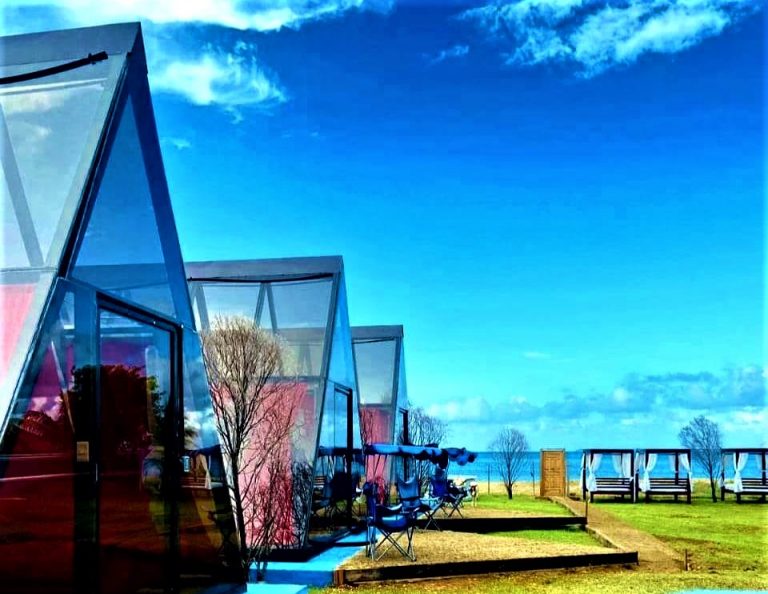 Cabañas de Cristal, una nueva forma de hospedarse frente al mar