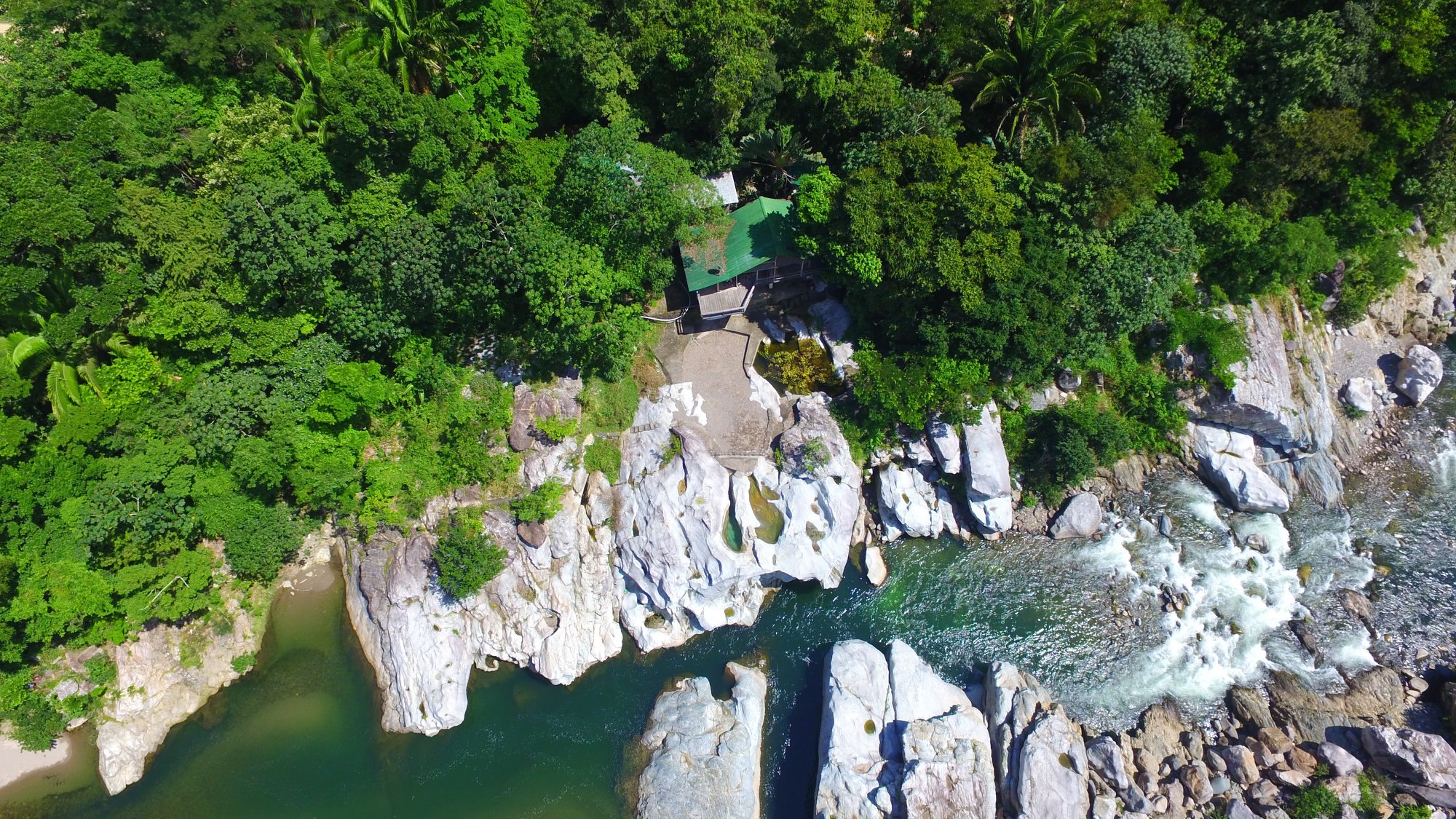 Jungle River Lodge, un alojamiento de aventura frente al Río Cangrejal