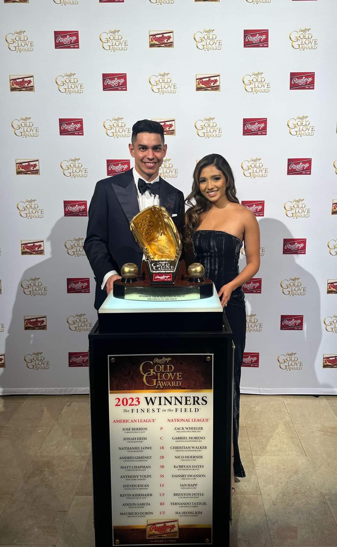 Mauricio Dubón recibe el Guante de Oro como Mejor Utilitario de la MLB