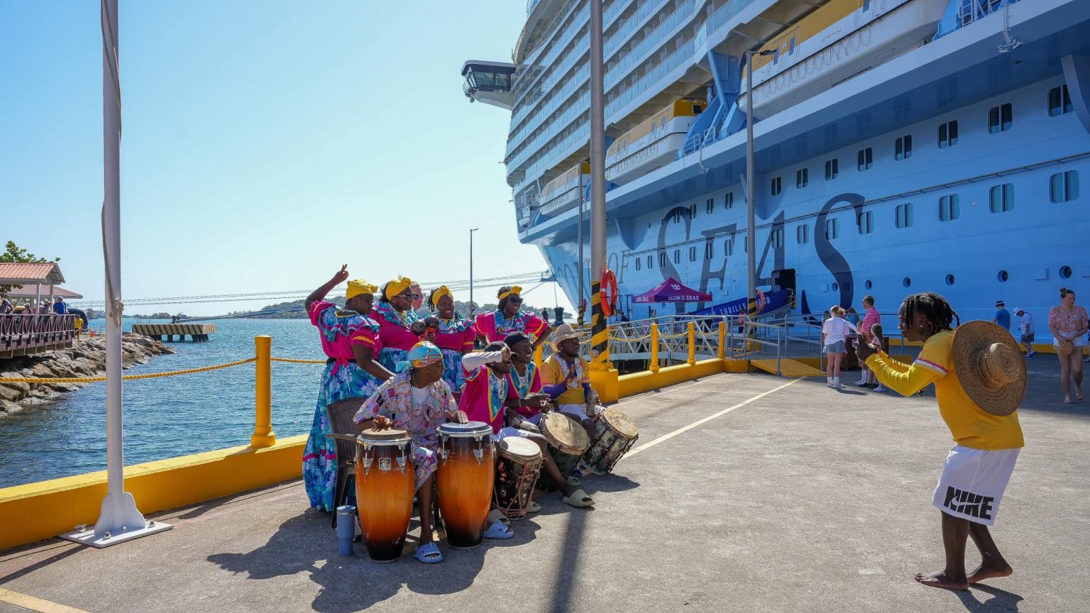 Roatán recibió al “Icon of the Seas”, el crucero más grande del mundo